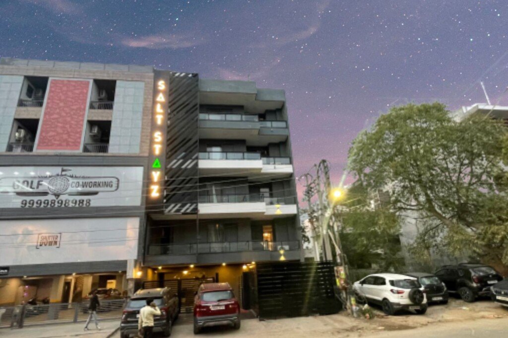 Saltstayz Premier - Galleria Market Road & Sector 27 - Salt Stayz